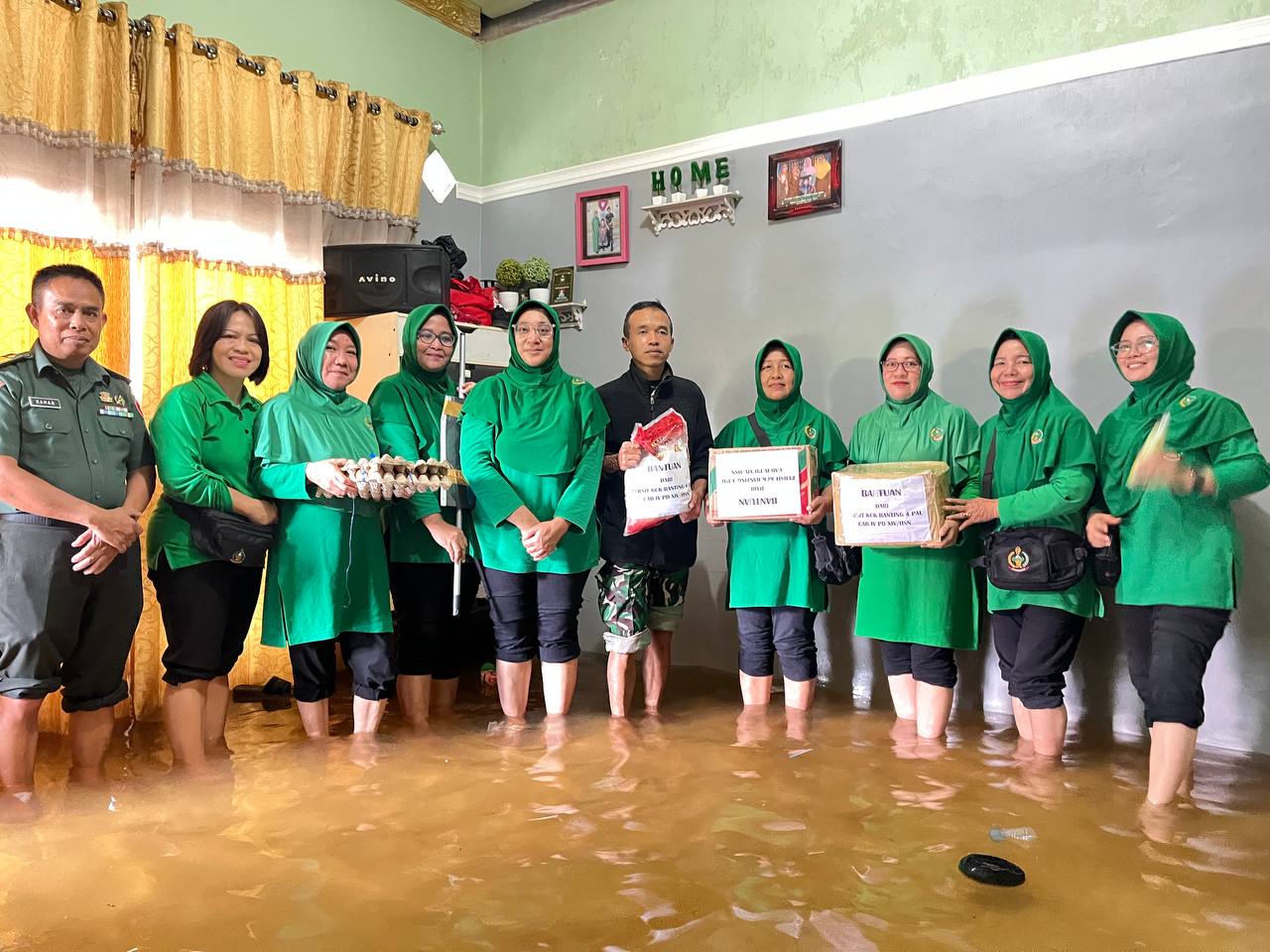 Paldam XIV/Hsn Bersama Persit KCK Ranting 4 Pal Cabang 4 Slog PD XIV/Hsn Salurkan Bantuan Sosial ...